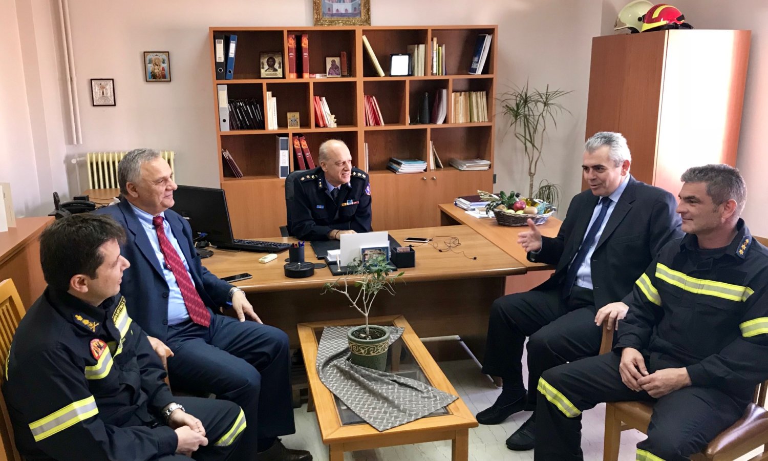 Ευχές στη σκιά της απώλειας του 37χρονου Αγιώτη Πυροσβέστη στην ...