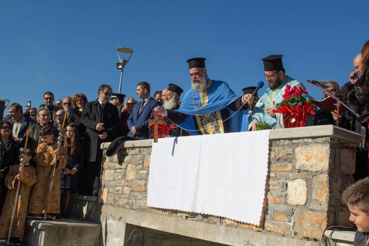 Με λαμπρότητα ο αγιασμός των υδάτων στις πηγές του Απιδανού στα Φάρσαλα ...