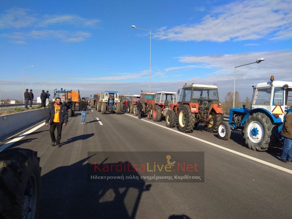 Στον κόμβο του Ε65 στην Καρδίτσα παρέταξαν τα τρακτέρ οι αγρότες (vid ...