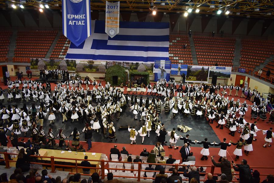 Σαρακατσάνικοι χοροί και έθιμα “πλημμύρισαν” το Κλειστό Γυμναστήριο της ...