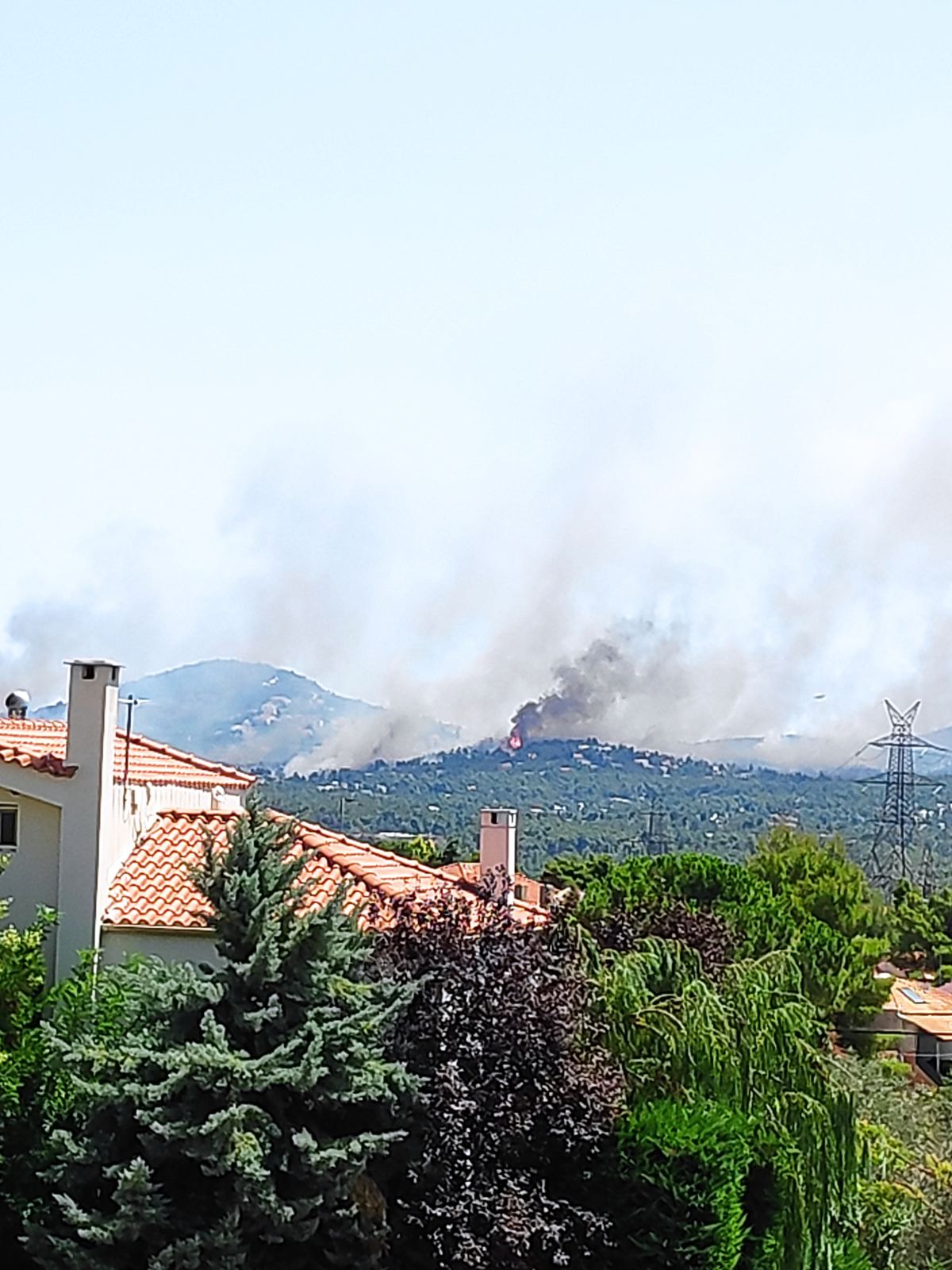 Φωτιά στην Σταμάτα: εκκενώνονται οικισμοί - φόβοι για τα σπίτια (βίντεο ...