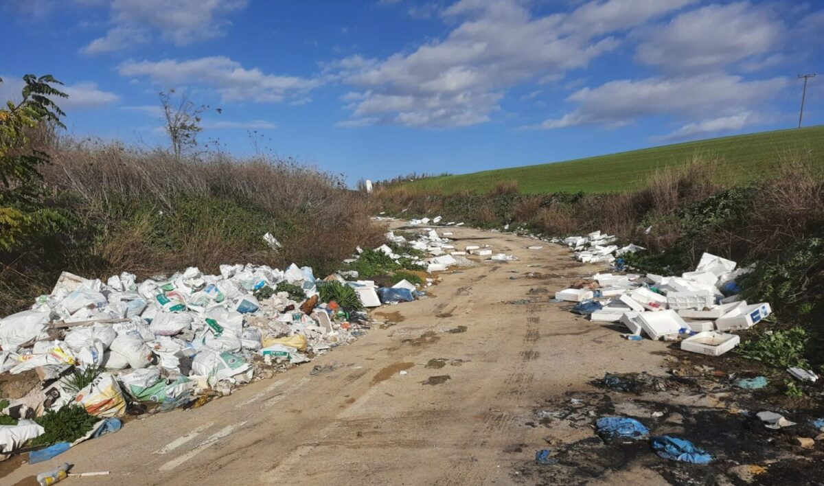 Παρά-δρομος χωματερή στις στροφές των Χαλκιάδων στα Φάρσαλα - iFarsala
