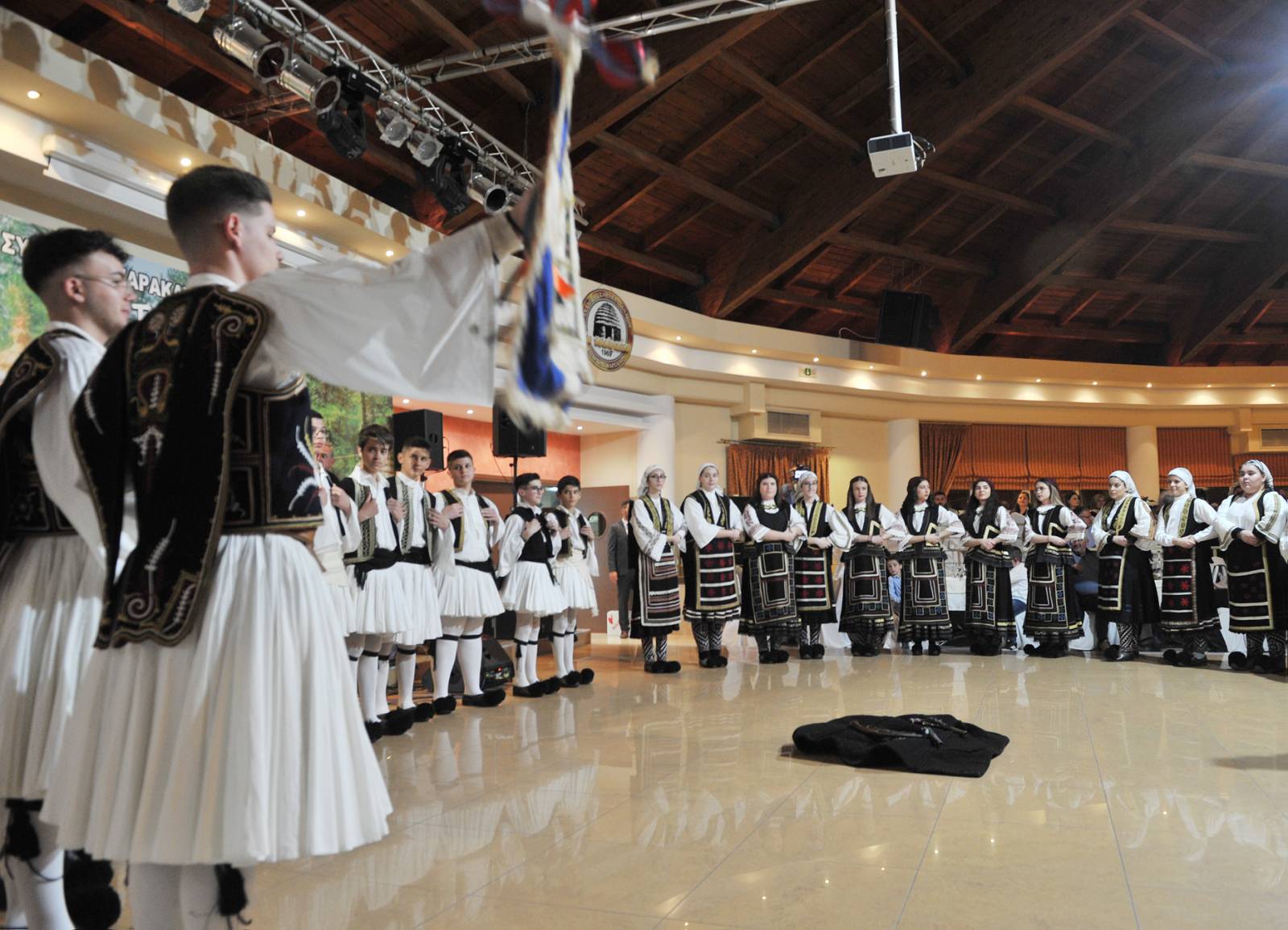Με επιτυχία ο χορός των Σαρακατσαναίων στα Φάρσαλα - iFarsala