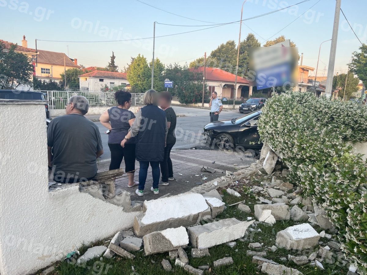 Νίκαια Λάρισας: Αυτοκίνητο γκρέμισε αυλόγυρο σπιτιού - iFarsala