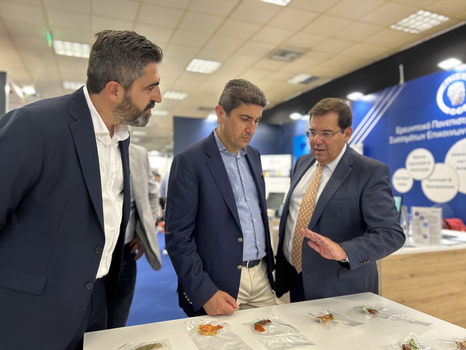 Επίσκεψη Αυγενάκη στο περίπτερο του ΥπΑΑΤ στη ΔΕΘ:Να ξαναγίνει ο ...