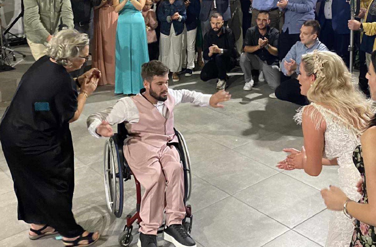 Λάρισα: Χόρεψε το ζεϊμπέκικο της ζωής του σε αναπηρικό αμαξίδιο στον ...