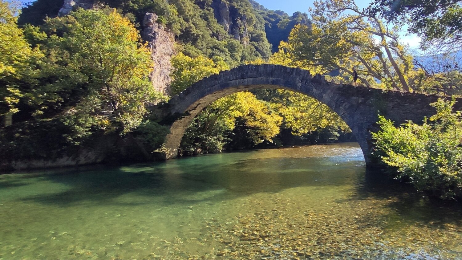Γέφυρα Κλειδωνιάς: Το πανέμορφο γεφύρι στα νερά του Βοϊδομάτη (βίντεο ...