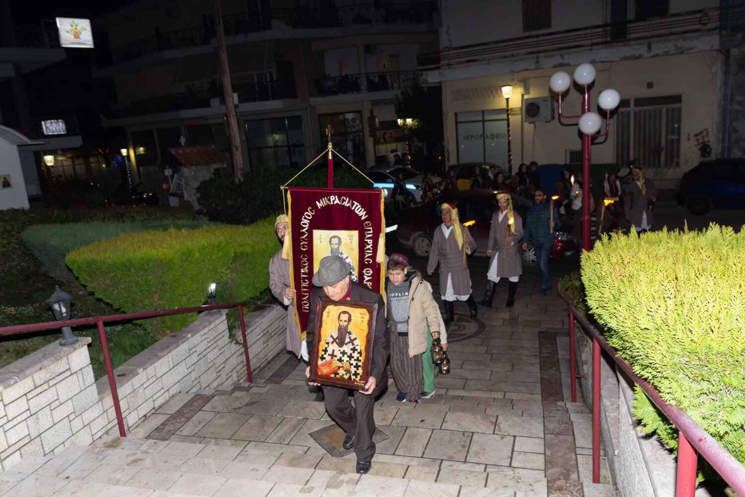 Αναβίωσε το έθιμο Ες-Βασίλη στα Φάρσαλα - iFarsala