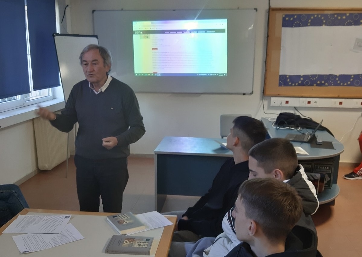Ο συγγραφέας Δημ. Βλαχοπάνος στο 1ο ΓΕΛ Φαρσάλων - iFarsala