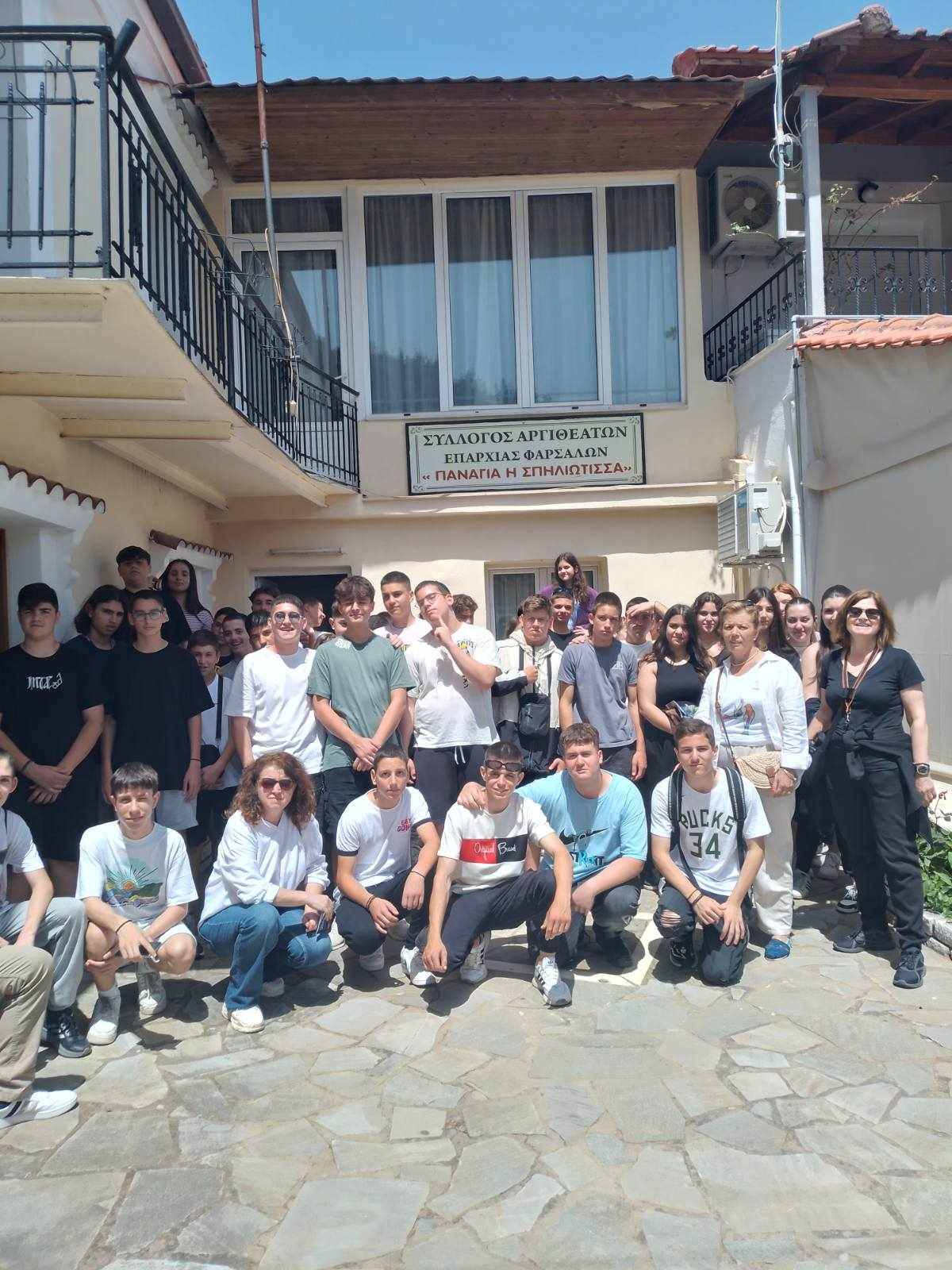 Στον Σύλλογο Αργιθεατών μαθητές της Γ' τάξης του 1ου Γυμνασίου Φαρσάλων ...