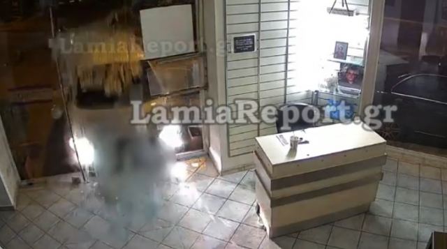 Λαμία: Αυτοκίνητο «μπούκαρε» σε γραφείο τελετών - Βίντεο ντοκουμέντο ...