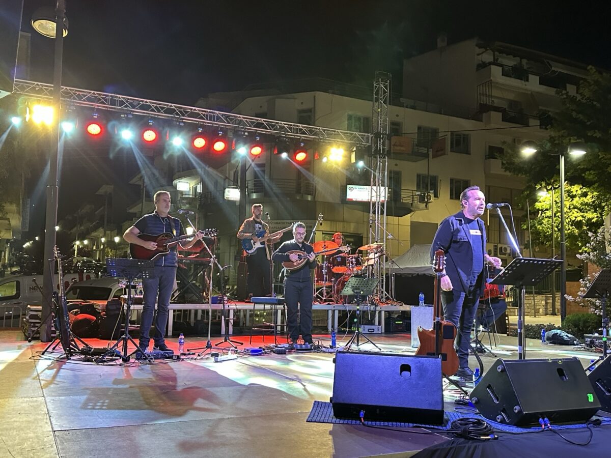 Πλήθος κόσμου στη δεύτερη μέρα της 17ης Γιορτής Χαλβά Φαρσάλων και στη ...