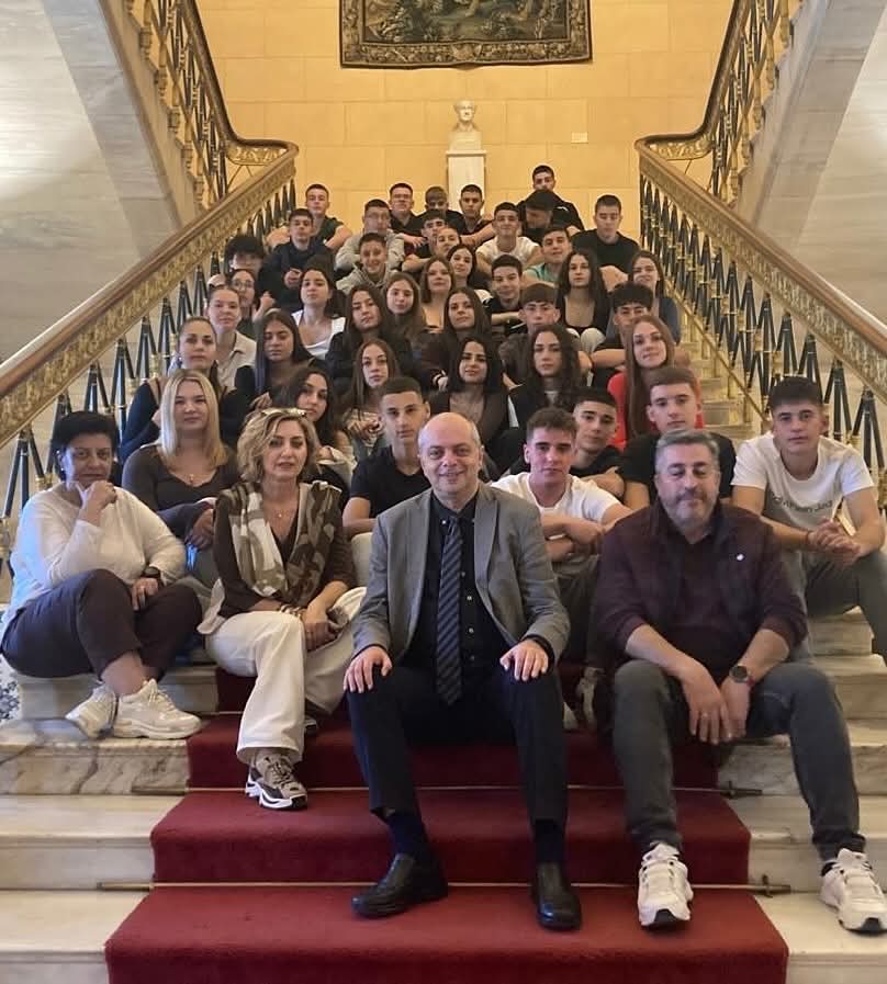 Ο Χρήστος Καπετάνος με τους μαθητές του 2ου ΓΕΛ Φαρσάλων στη Βουλή: «Η ...