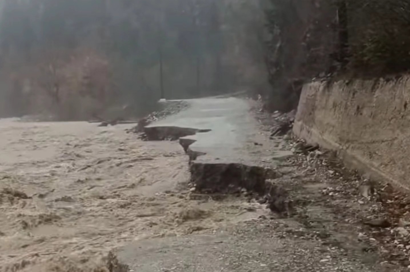 Διακόπτεται προσωρινά η κυκλοφορία των οχημάτων σε τμήματα του οδικού ...
