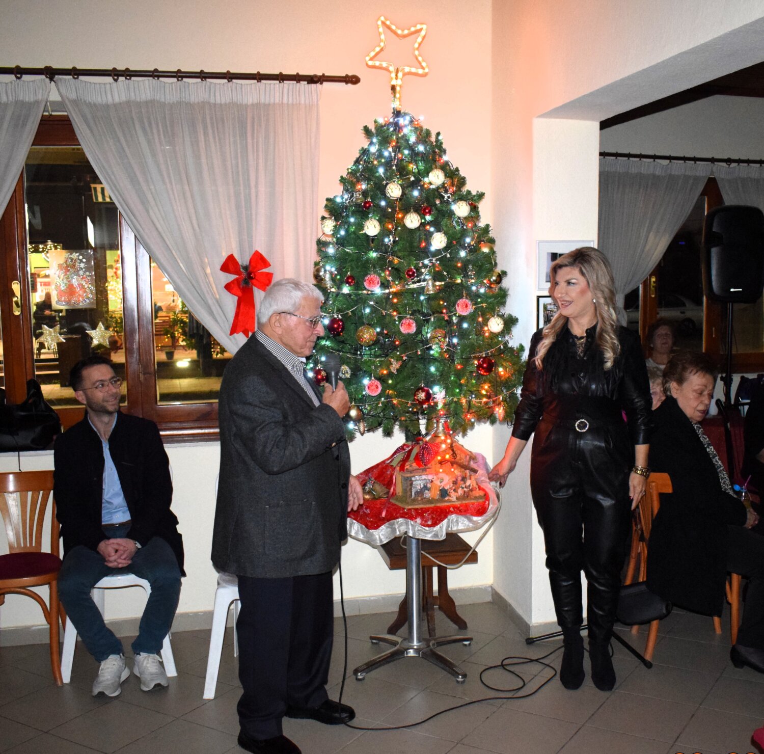 Φωταγωγήθηκε το χριστουγεννιάτικο δέντρο του ΚΑΠΗ Νίκαιας - iFarsala