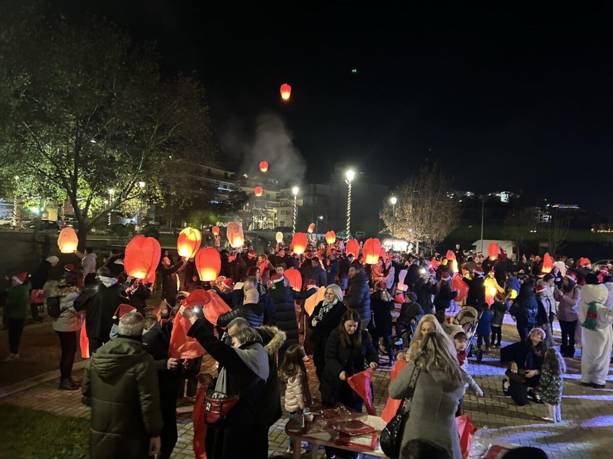 Με μεγάλη επιτυχία και συμμετοχή το 3ο Santa Walk Farsala, η «Νύχτα των ...